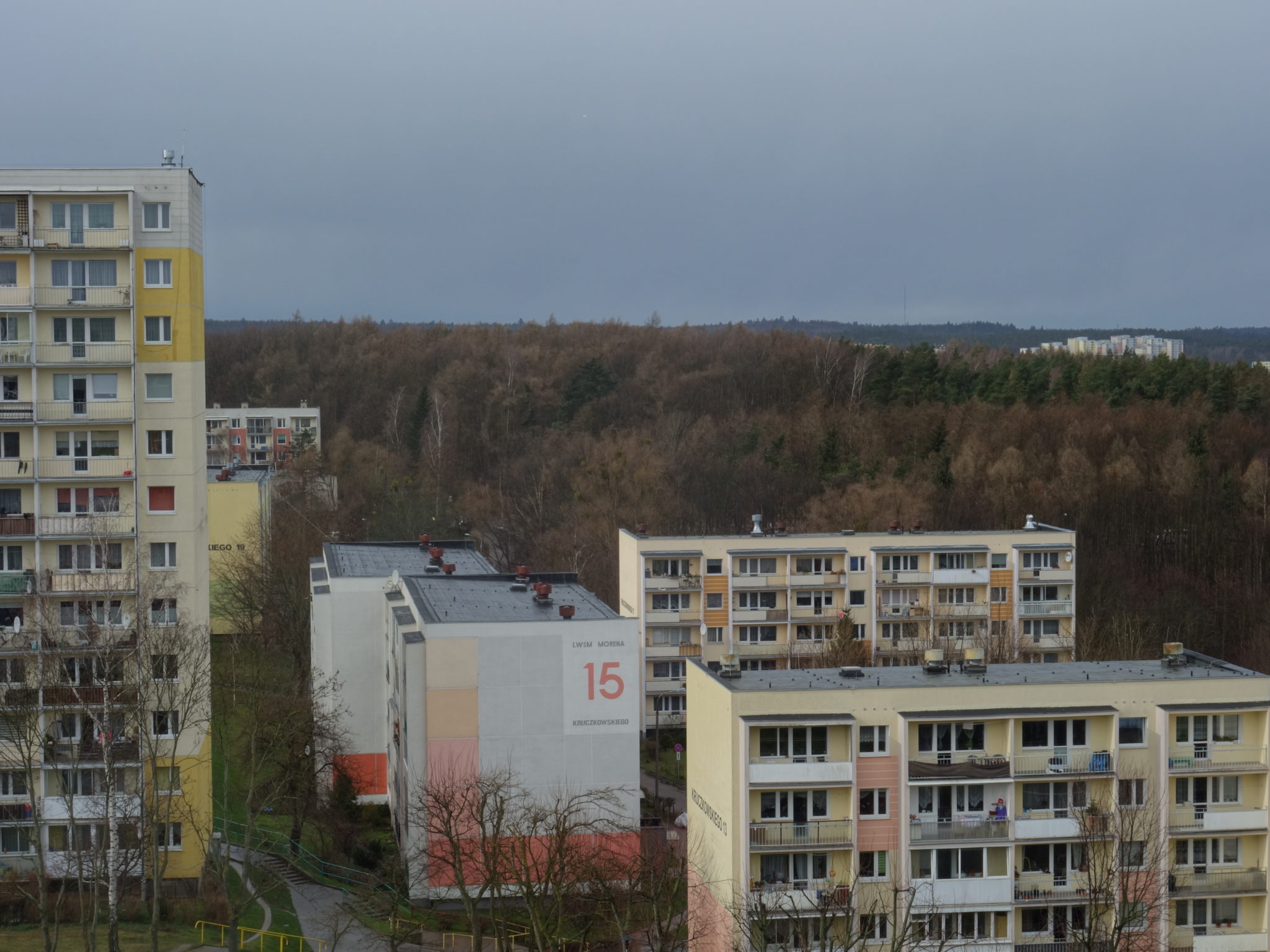 Gdańskie bloki i z nich widoki #18 – Piecki-Migowo zanurzone w zieleni ...